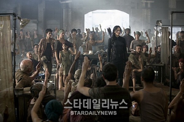 [리뷰] 영화 '헝거게임:모킹제이', 헝거게임과 캣칭파이어를 보기 전엔 이 영화에 접근하지 말라 - 스타데일리뉴스