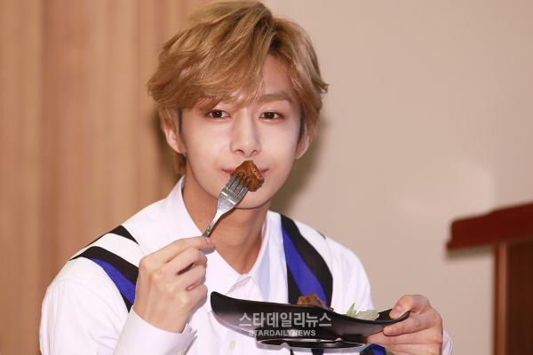 [s포토 ] 몬스타엑스 형원 음~ 스멜~ 한위싱동타이 스타데일리뉴스