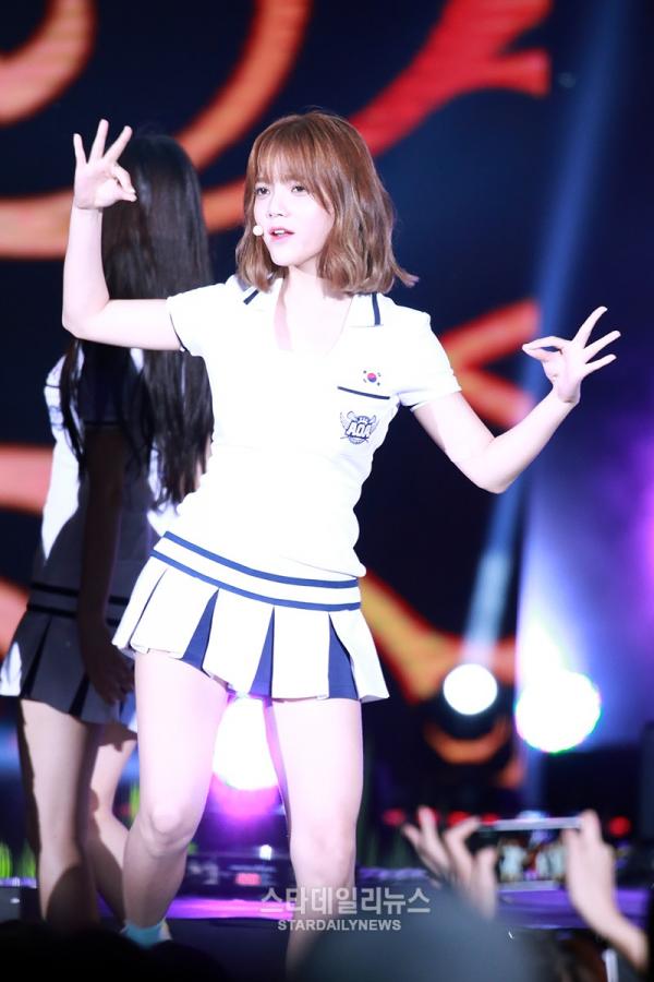 [S포토] AOA 지민, 마술사 신지민~ (DMZ 평화콘서트) :: 스타데일리뉴스