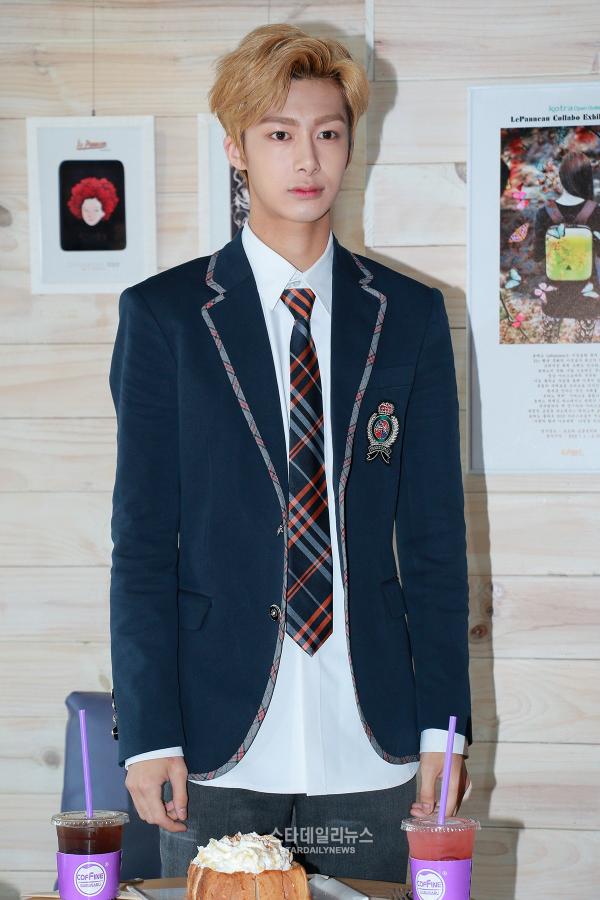 [s포토 ] 몬스타엑스 형원 마음은 이미 빵에게로 한위싱동타이 스타데일리뉴스