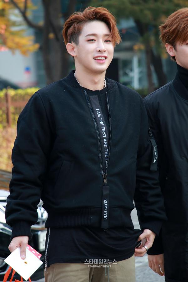 [s포토 ] 몬스타엑스 원호 오른손엔 러브레터를 뮤직뱅크 출근길 스타데일리뉴스