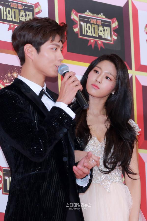 [S포토+] AOA 설현, '박보검을 빤히 보는 떠려니' (2016 KBS 가요대축제) - 스타데일리뉴스