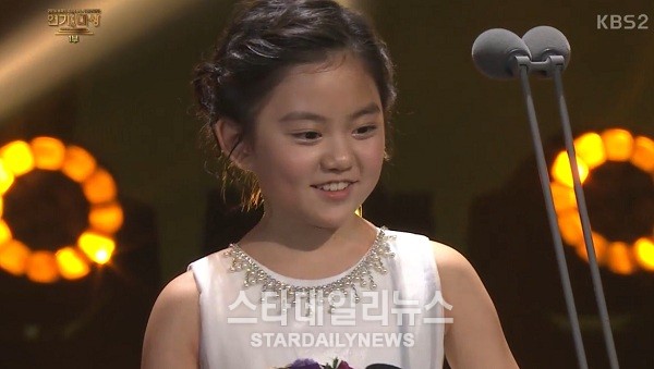 ‘2016 KBS 연기대상’ 허정은, '오마이 금비'로 아역상 수상 :: 스타데일리뉴스