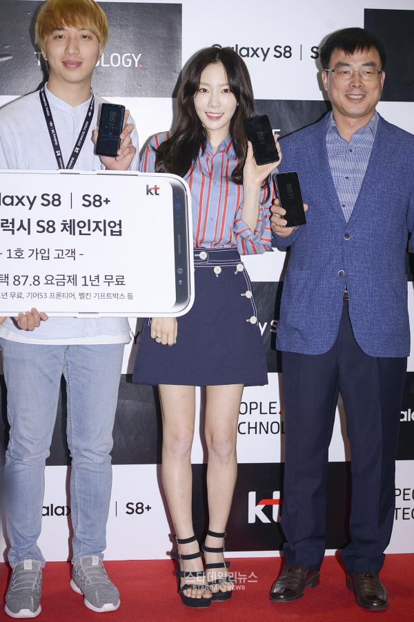 [S포토+] 소녀시대 태연, '1호 가입 고객과 함께' (KT 갤럭시 S8) - 스타데일리뉴스