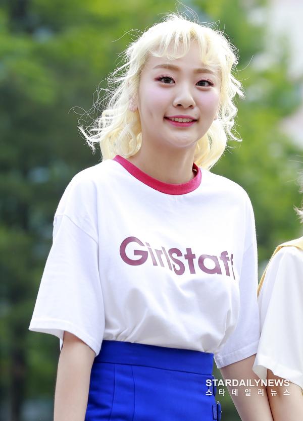 [S포토] 볼빨간사춘기 안지영, '귀여운 지영이가 아이콘택트 했지영' (뮤직뱅크 출근길) - 스타데일리뉴스