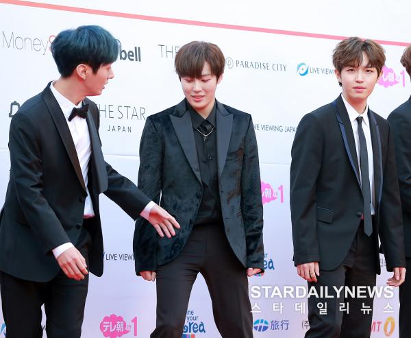 [S포토] 워너원(Wanna One) 윤지성-하성운-김재환, '자리 잡는 리더와 요정과 킹' (2017 AAA 시상식) :: 스타데일리뉴스