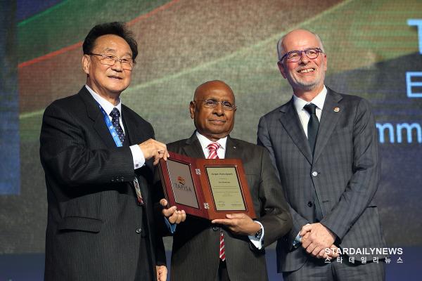 [S포토] 공로상 수상하는 Sam Ramsamy IOC 위원 (제25차 세계생활체육 서울총회) :: 스타데일리뉴스