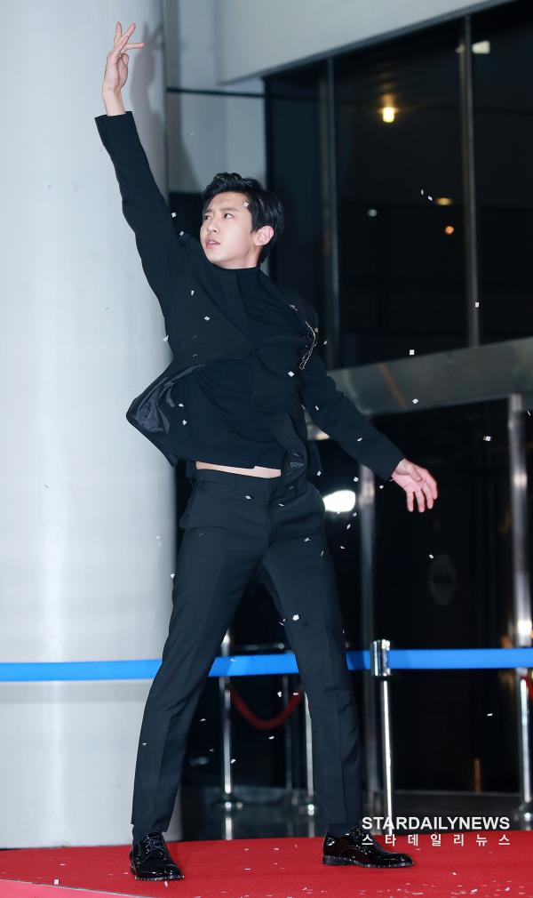 [S포토] MC딩동-엑소(EXO) 찬열, 'MC딩동의 데브라이너급 어시스트' (2017 KBS 가요대축제) - 스타데일리뉴스