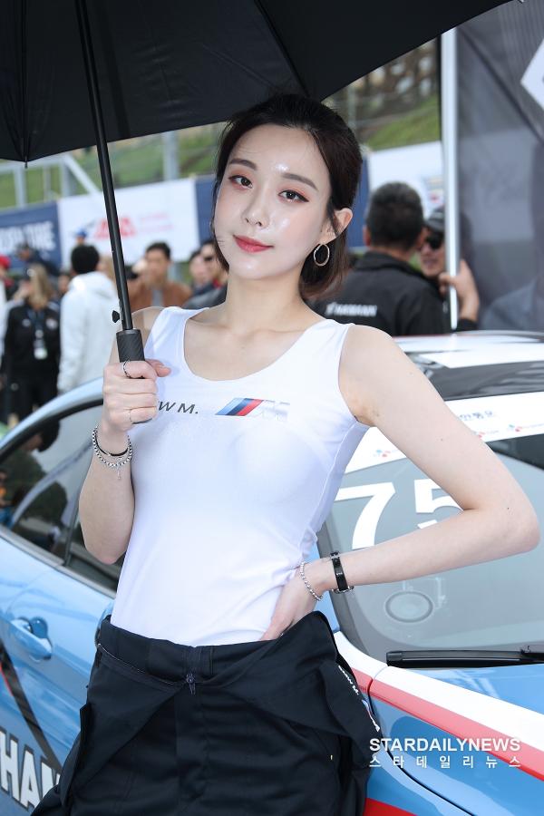 [S포토] 김다운, '남심 저격용 여신 미모~' (2018 CJ대한통운 슈퍼레이스 챔피언십) - 스타데일리뉴스