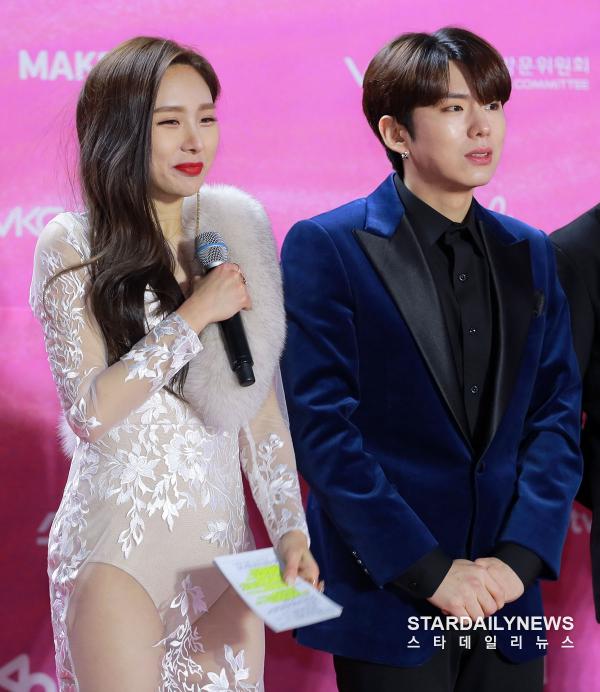 [s포토] 한초임 몬스타엑스 기현 추워서 울 것 같은 두 사람 2019 서울가요대상 스타데일리뉴스