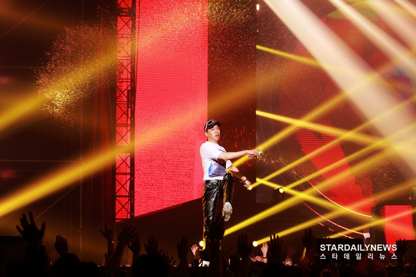 [S포토] 비와이, '나는야 물뿌리기 장인' (지니뮤직 페스티벌 2019) - 스타데일리뉴스