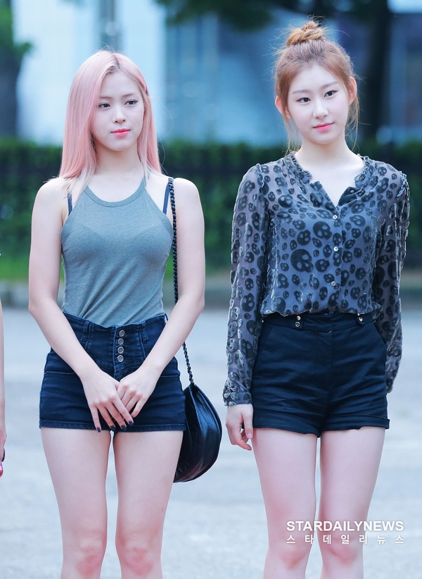 [S포토] 있지(ITZY) 류진-채령, '아침부터 예쁘고' (뮤직뱅크 출근길) - 스타데일리뉴스