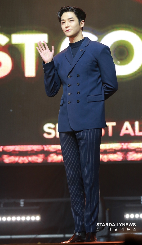 [S포토] SF9 로운, '190cm 넘는 키에서 뿜어져 나오는 수트핏' (쇼케이스) :: 스타데일리뉴스