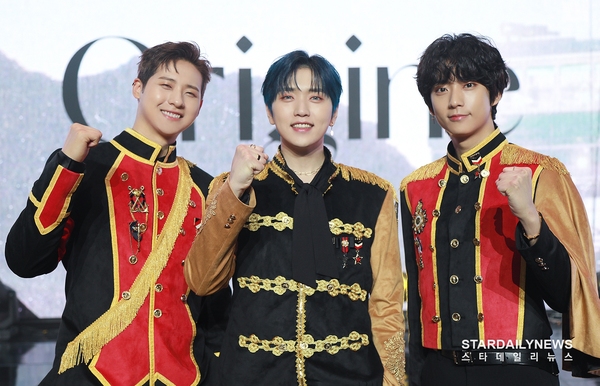 [S포토] B1A4, '힘냅시다' :: 스타데일리뉴스