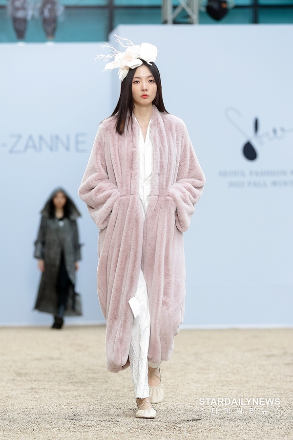 [S포토] 런웨이와 흥겨운 댄스가 어우러진 디자이너 이서정의 시지엔 이(C-ZANN E) 컬렉션 'LOOK 4' (서울패션위크) :: 스타데일리뉴스