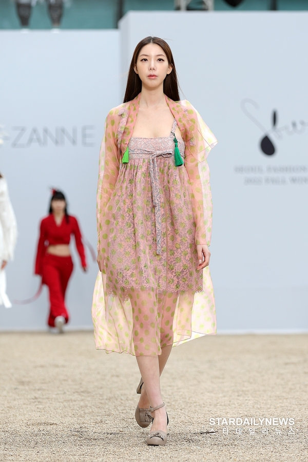 [S포토] 런웨이와 흥겨운 댄스가 어우러진 디자이너 이서정의 시지엔 이(C-ZANN E) 컬렉션 'LOOK 28' (서울패션위크) - 스타데일리뉴스