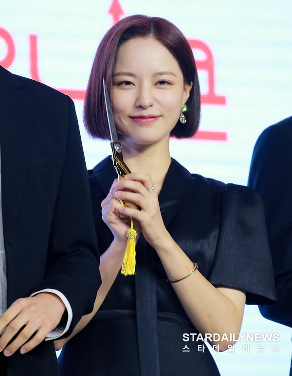 [S포토] 배윤경, '나 가위 들었다' (유니콘) - 스타데일리뉴스