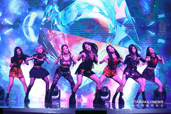 [S포토] 엔믹스(NMIXX), 'MIXTOPIA로 가는 길~' (쇼케이스) :: 스타데일리뉴스