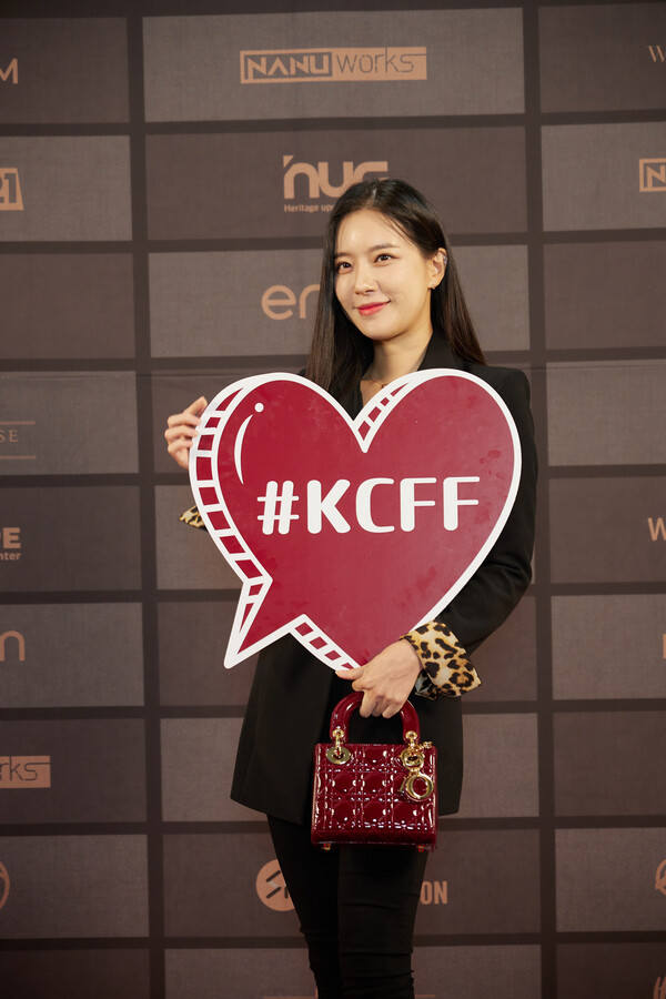 [포토] 제 7회 한국기독교영화제(KCFF)에 참석해 상큼한 미소 짓는 배우 겸 가수 송민경 - 스타데일리뉴스