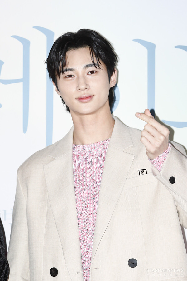 [S포토] 변우석, '훈훈한 손하트 투척~' (소울메이트) - 스타데일리뉴스