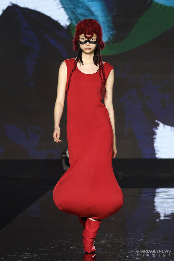 [S포토] 도전적이고 독보적인 디자인세계를 구축한 선우(SUN WOO) 컬렉션 'LOOK 2~' (캣워크 페스타) - 스타데일리뉴스