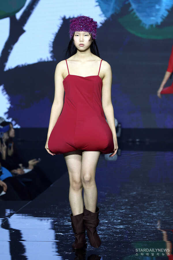 [S포토] 도전적이고 독보적인 디자인세계를 구축한 선우(SUN WOO) 컬렉션 'LOOK 3~' (캣워크 페스타) - 스타데일리뉴스