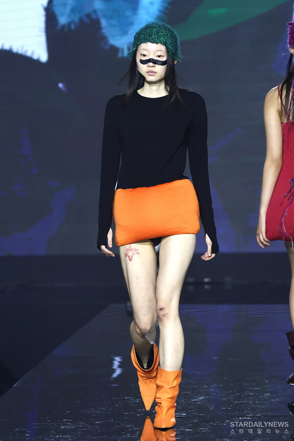 [S포토] 도전적이고 독보적인 디자인세계를 구축한 선우(SUN WOO) 컬렉션 'LOOK 5~' (캣워크 페스타) - 스타데일리뉴스