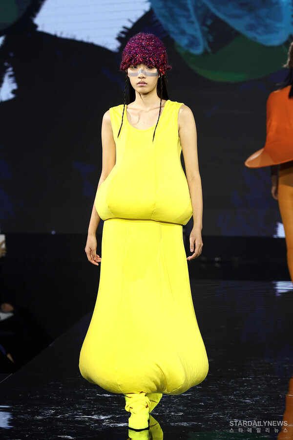 [S포토] 도전적이고 독보적인 디자인세계를 구축한 선우(SUN WOO) 컬렉션 'LOOK 6~' (캣워크 페스타) - 스타데일리뉴스