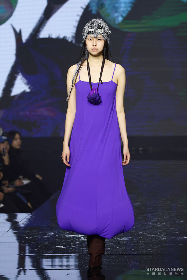 [S포토] 도전적이고 독보적인 디자인세계를 구축한 선우(SUN WOO) 컬렉션 'LOOK 8~' (캣워크 페스타) - 스타데일리뉴스