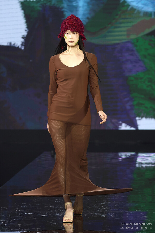 [S포토] 도전적이고 독보적인 디자인세계를 구축한 선우(SUN WOO) 컬렉션 'LOOK 10~' (캣워크 페스타) - 스타데일리뉴스