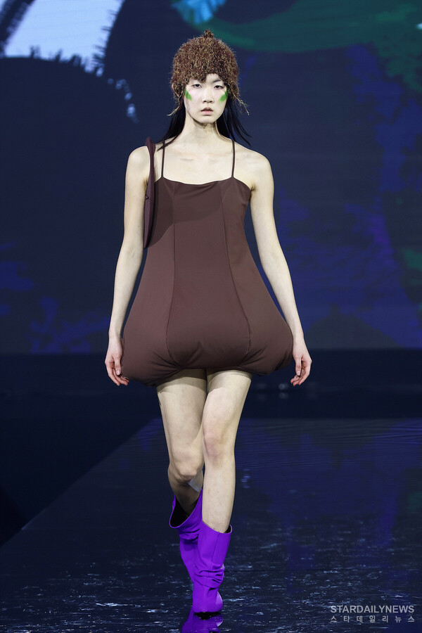 [S포토] 도전적이고 독보적인 디자인세계를 구축한 선우(SUN WOO) 컬렉션 'LOOK 11~' (캣워크 페스타) - 스타데일리뉴스