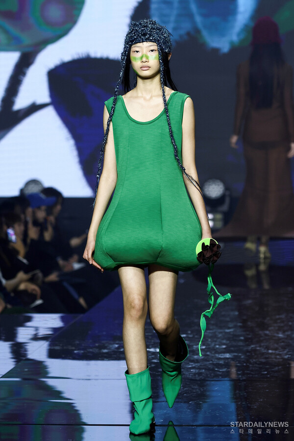 [S포토] 도전적이고 독보적인 디자인세계를 구축한 선우(SUN WOO) 컬렉션 'LOOK 12~' (캣워크 페스타) :: 스타데일리뉴스