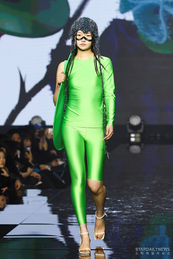 [S포토] 도전적이고 독보적인 디자인세계를 구축한 선우(SUN WOO) 컬렉션 'LOOK 13~' (캣워크 페스타) - 스타데일리뉴스