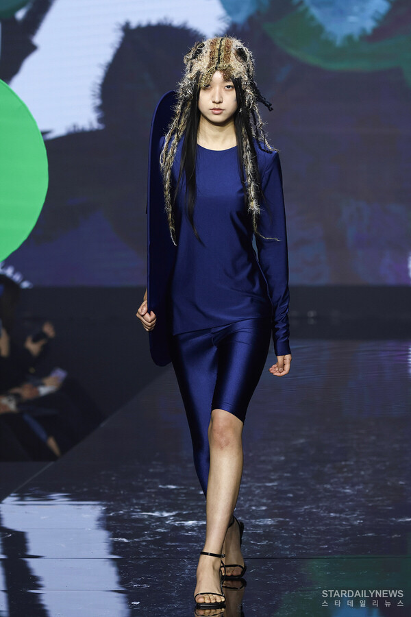 [S포토] 도전적이고 독보적인 디자인세계를 구축한 선우(SUN WOO) 컬렉션 'LOOK 14~' (캣워크 페스타) - 스타데일리뉴스