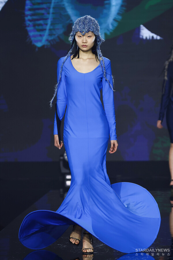 [S포토] 도전적이고 독보적인 디자인세계를 구축한 선우(SUN WOO) 컬렉션 'LOOK 15~' (캣워크 페스타) :: 스타데일리뉴스