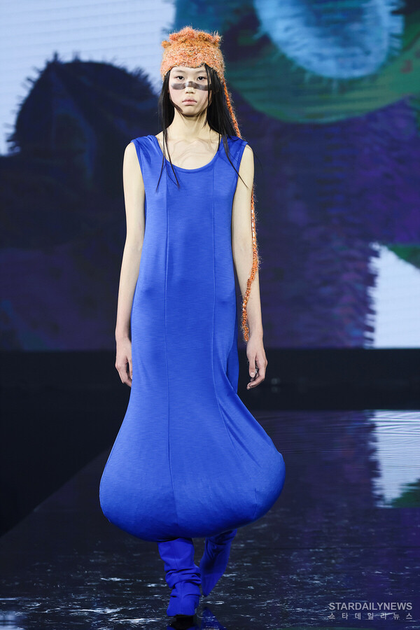 [S포토] 도전적이고 독보적인 디자인세계를 구축한 선우(SUN WOO) 컬렉션 'LOOK 16~' (캣워크 페스타) - 스타데일리뉴스