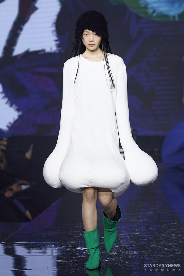 [S포토] 도전적이고 독보적인 디자인세계를 구축한 선우(SUN WOO) 컬렉션 'LOOK 17~' (캣워크 페스타) :: 스타데일리뉴스