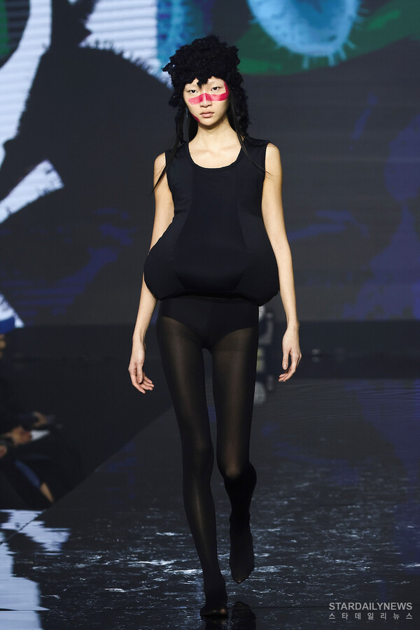 [S포토] 도전적이고 독보적인 디자인세계를 구축한 선우(SUN WOO) 컬렉션 'LOOK 18~' (캣워크 페스타) - 스타데일리뉴스