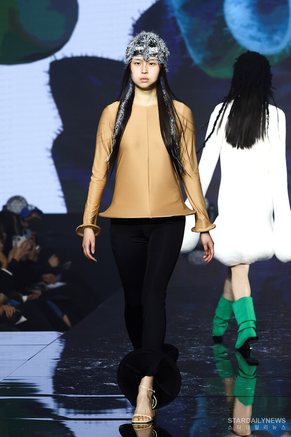 [S포토] 도전적이고 독보적인 디자인세계를 구축한 선우(SUN WOO) 컬렉션 'LOOK 19~' (캣워크 페스타) - 스타데일리뉴스