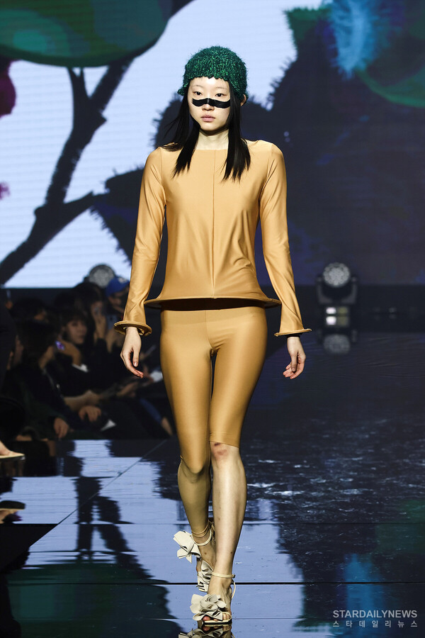 [S포토] 도전적이고 독보적인 디자인세계를 구축한 선우(SUN WOO) 컬렉션 'LOOK 20~' (캣워크 페스타) - 스타데일리뉴스