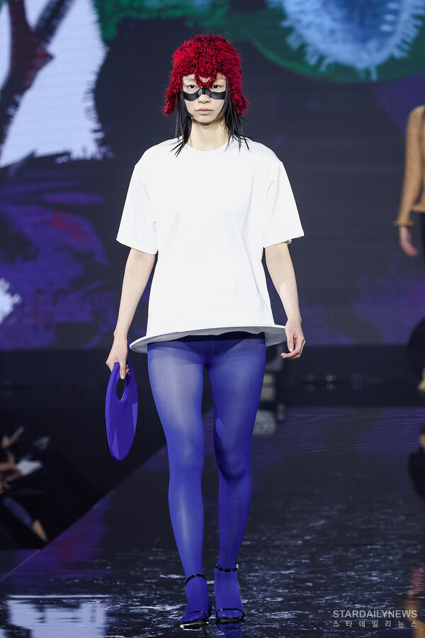 [S포토] 도전적이고 독보적인 디자인세계를 구축한 선우(SUN WOO) 컬렉션 'LOOK 21~' (캣워크 페스타) - 스타데일리뉴스