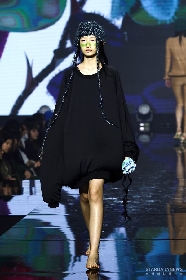 [S포토] 도전적이고 독보적인 디자인세계를 구축한 선우(SUN WOO) 컬렉션 'LOOK 22~' (캣워크 페스타) - 스타데일리뉴스