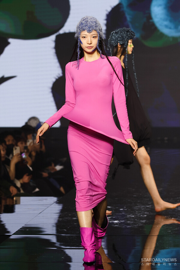 [S포토] 도전적이고 독보적인 디자인세계를 구축한 선우(SUN WOO) 컬렉션 'LOOK 23~' (캣워크 페스타) - 스타데일리뉴스