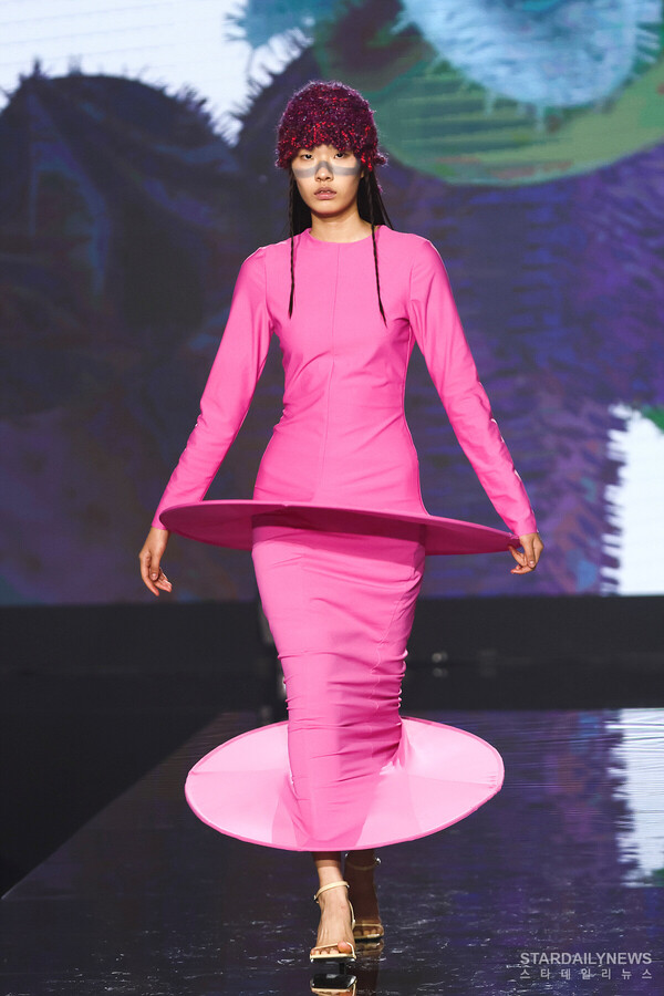 [S포토] 도전적이고 독보적인 디자인세계를 구축한 선우(SUN WOO) 컬렉션 'LOOK 24~' (캣워크 페스타) - 스타데일리뉴스