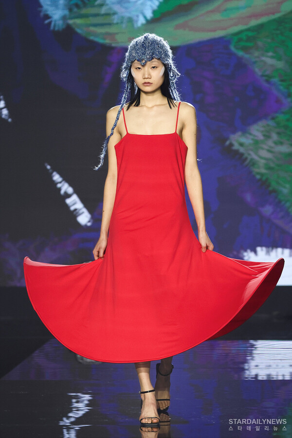 [S포토] 도전적이고 독보적인 디자인세계를 구축한 선우(SUN WOO) 컬렉션 'LOOK 25~' (캣워크 페스타) - 스타데일리뉴스
