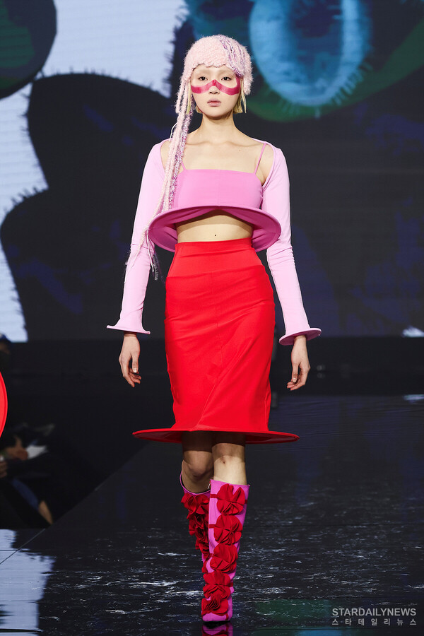 [S포토] 도전적이고 독보적인 디자인세계를 구축한 선우(SUN WOO) 컬렉션 'LOOK 26~' (캣워크 페스타) :: 스타데일리뉴스