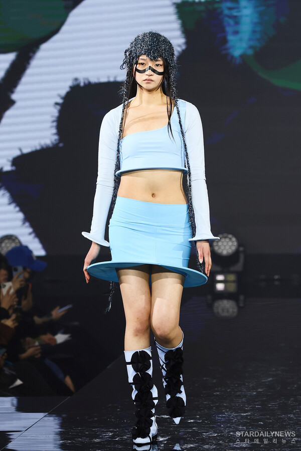 [S포토] 도전적이고 독보적인 디자인세계를 구축한 선우(SUN WOO) 컬렉션 'LOOK 27~' (캣워크 페스타) :: 스타데일리뉴스