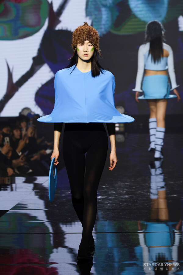 [S포토] 도전적이고 독보적인 디자인세계를 구축한 선우(SUN WOO) 컬렉션 'LOOK 29~' (캣워크 페스타) - 스타데일리뉴스