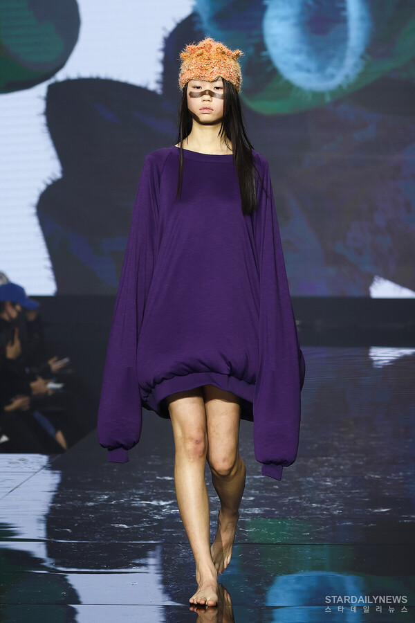 [S포토] 도전적이고 독보적인 디자인세계를 구축한 선우(SUN WOO) 컬렉션 'LOOK 30~' (캣워크 페스타) :: 스타데일리뉴스