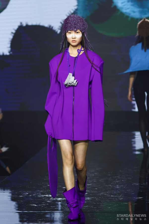 [S포토] 도전적이고 독보적인 디자인세계를 구축한 선우(SUN WOO) 컬렉션 'LOOK 31~' (캣워크 페스타) :: 스타데일리뉴스